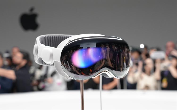 苹果 Vision Pro 混合现实耳机采用 90Hz 显示屏，支持自动切换到 96Hz 播放电影-砍柴网